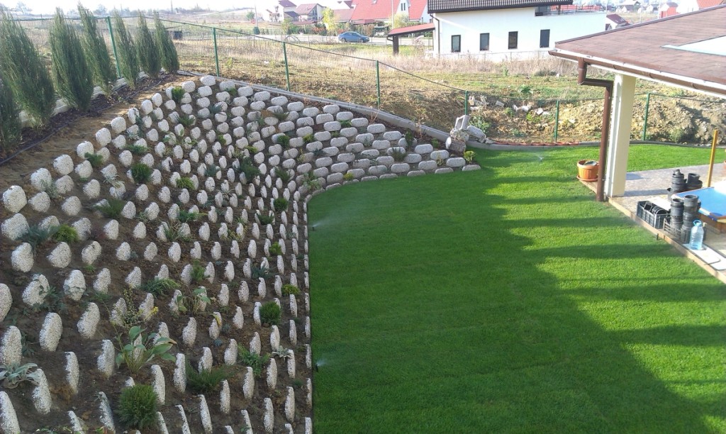 Proiectare si amenajare gradina cu taluz inalt - Amenajari Gradini Speciale